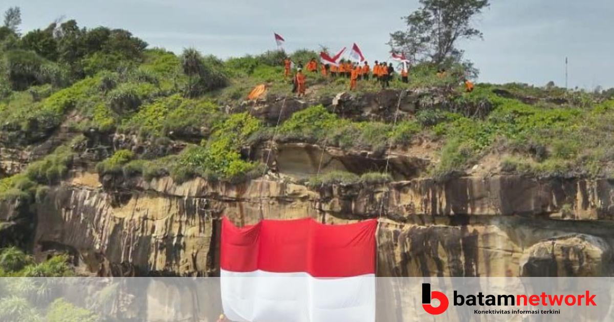 Bendera Merah Putih Terbesar Berkibar di Tebing Tanjung Datuk, Natuna ...